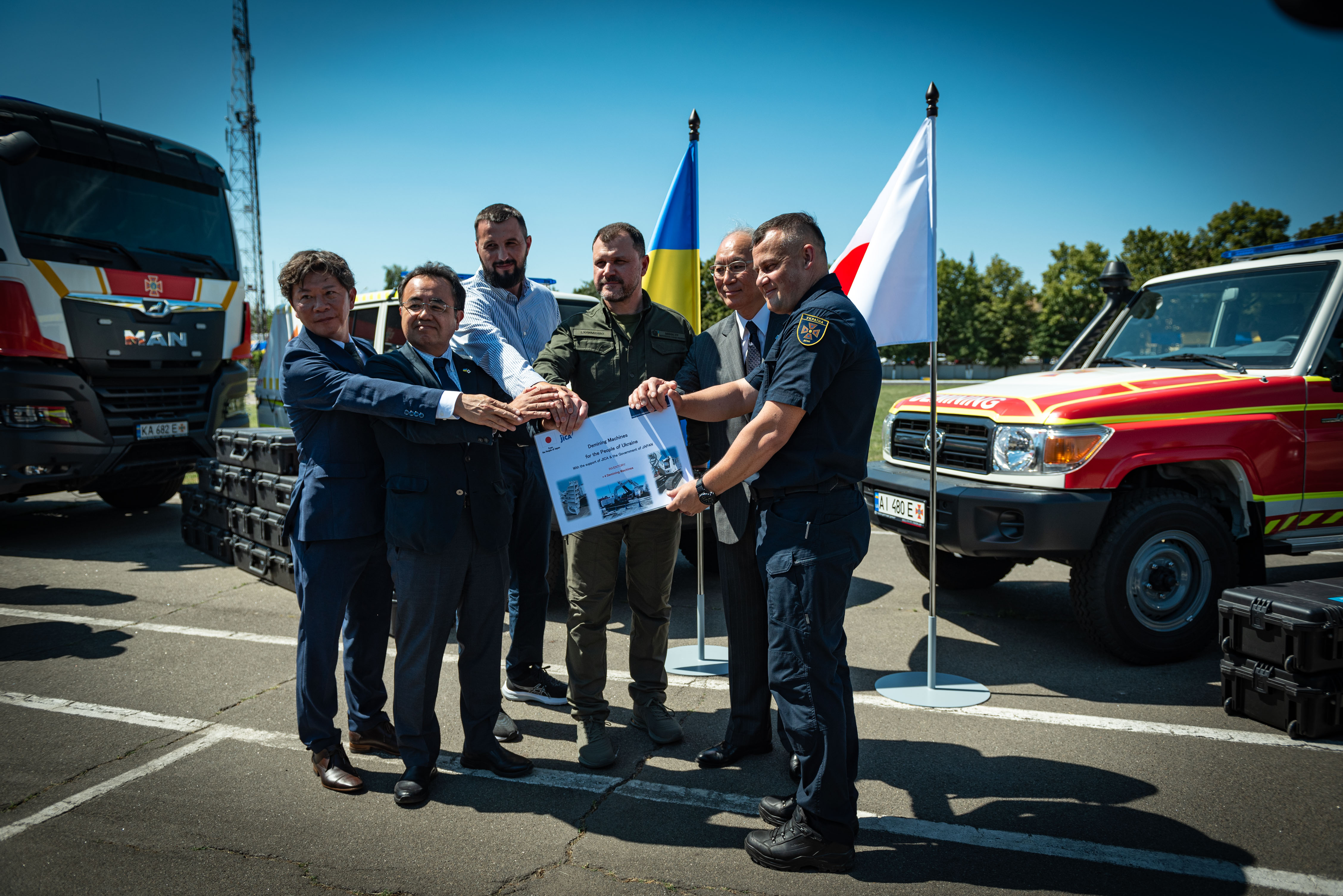 Japan hands over demining machines and the latest mine detectors to the ...